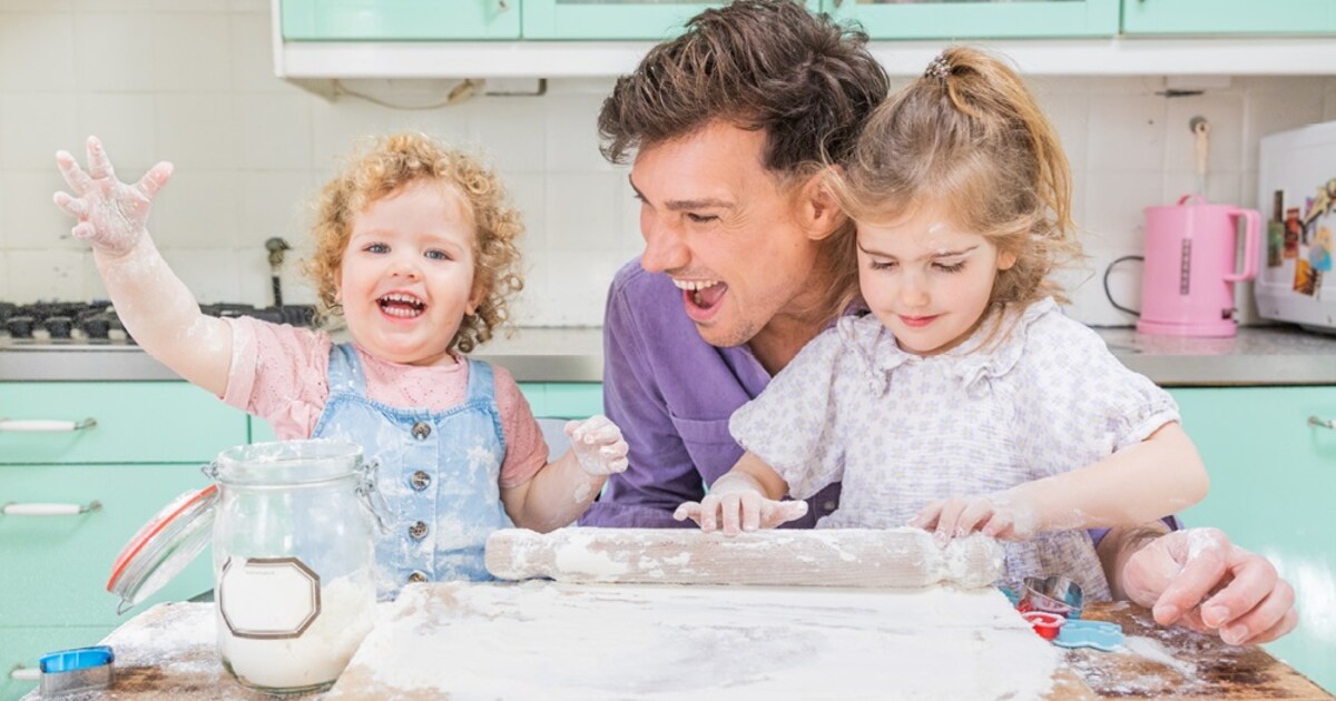 Column Lucas: ‘Mijn moeder mag dan weg zijn, dankzij mijn dochters voelt het alsof ze er nog is’