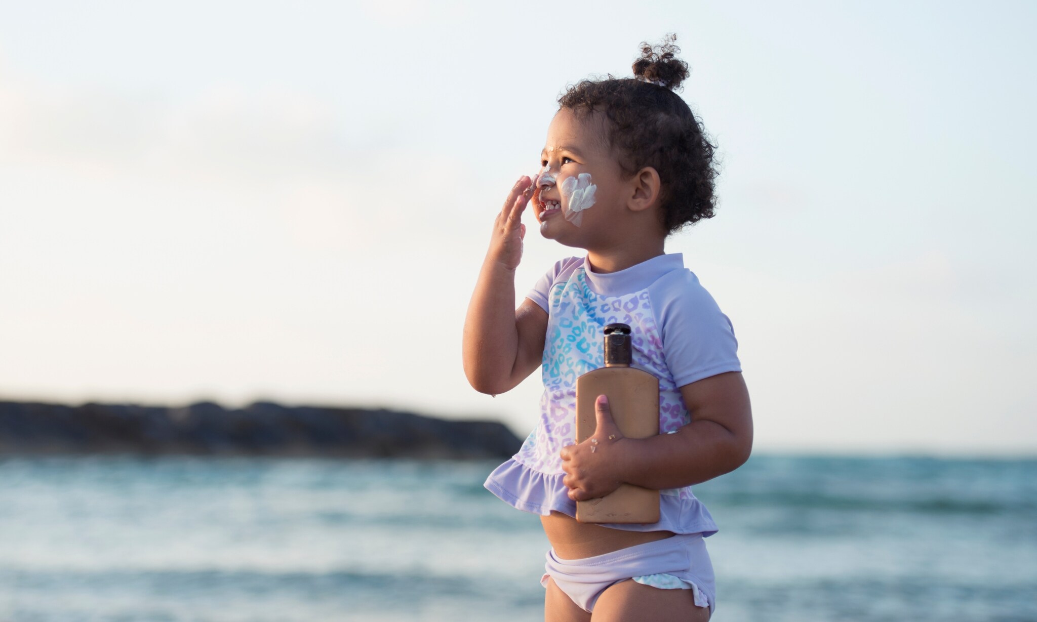 Zonnebrandcrème smeren bij je kind altijd gedoe? Ouders zweren bij deze ...